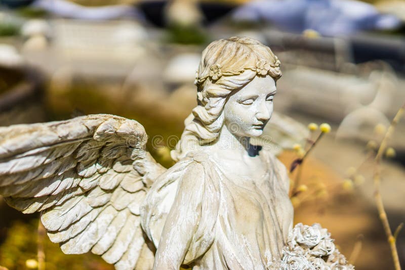 Statua Di Un Angelo Con Le Ali Alla Luce Calda Del Sole Immagine Stock ...