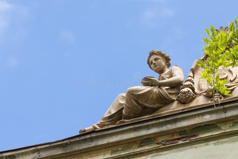 Statua Antica Della Donna Sul Piedistallo Immagine Stock - Immagine di ...