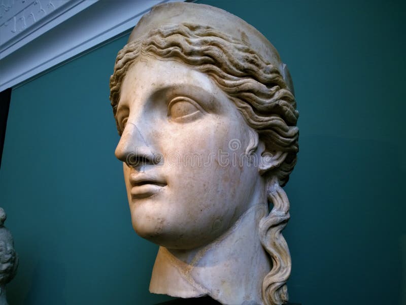 Una Statua Greca E Due Poli Nel Louvre Museum, Il Più Grande Museo D ...