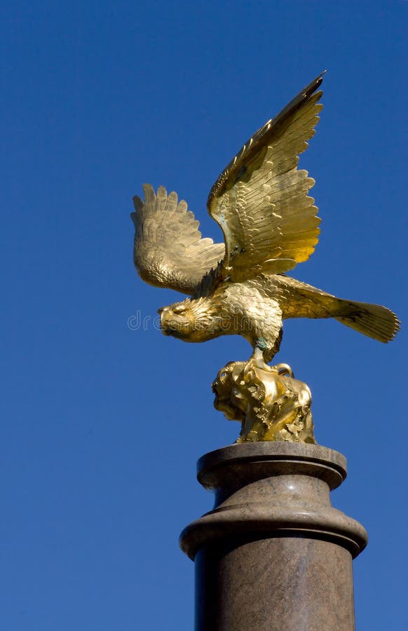 Statua II Dell'aquila Dorata Fotografia Stock - Immagine di riflesso ...
