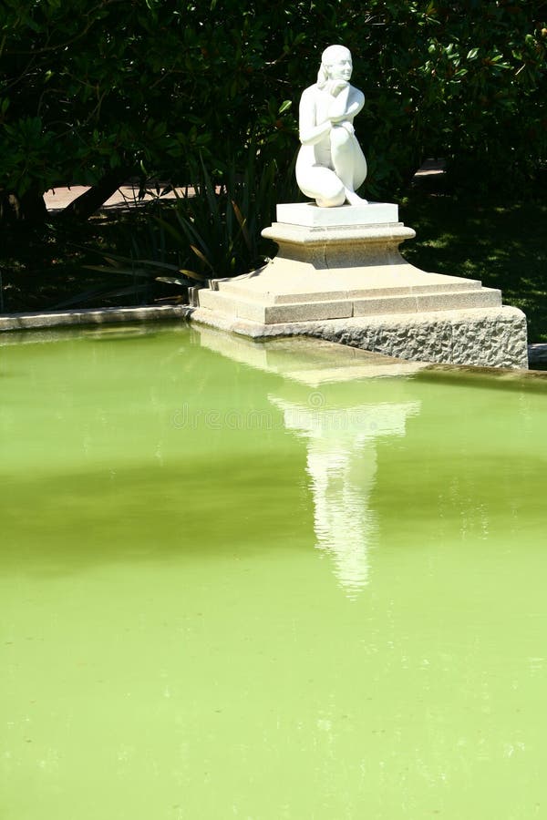 Statue et piscine blanches image stock. Image du lames - 33005443