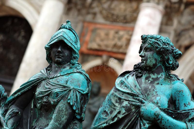 Statue in Bronzo Consumate Dal Tempo Immagine Stock - Immagine di ...