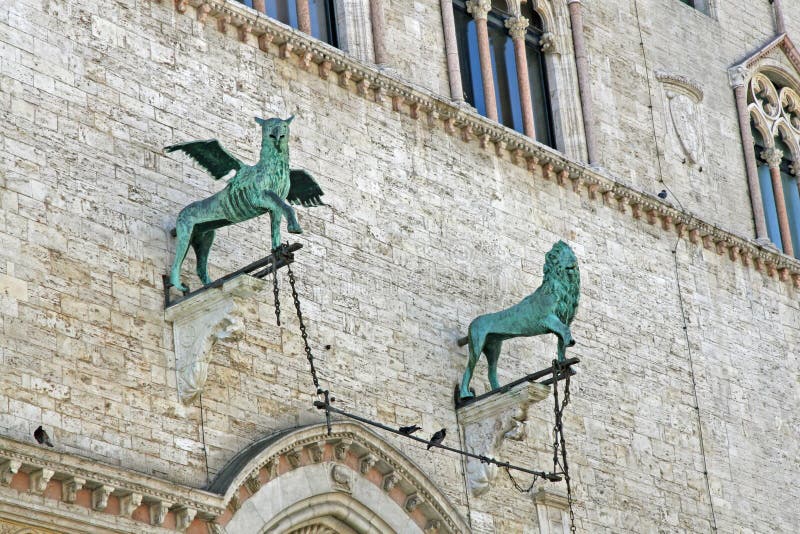 Statue Bronzee Di Un Grifone Alato E Di Un Leone a Perugia Immagine ...