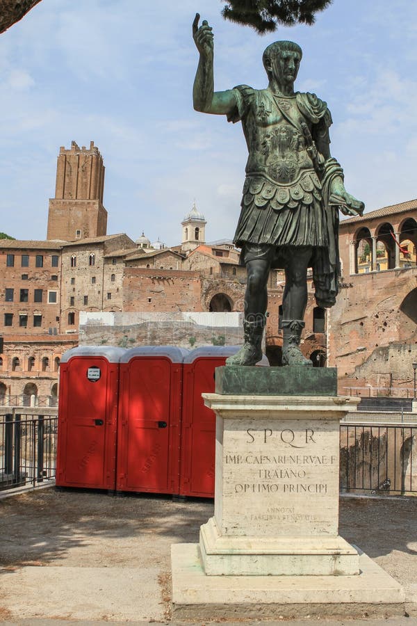 Statue CAESARI NERVAE Augustus, Rome, Italie Photo stock éditorial ...
