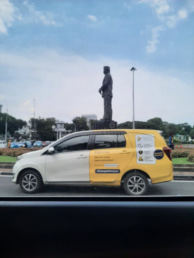 Statue on the car editorial image. Image of transport - 263105285