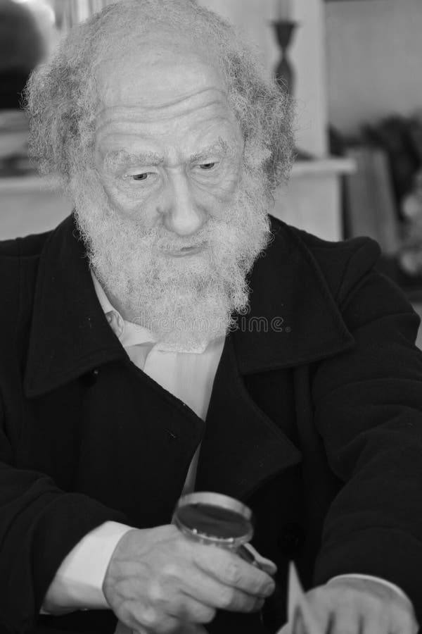 Statue of Charles Darwin editorial stock photo. Image of origin - 33799228