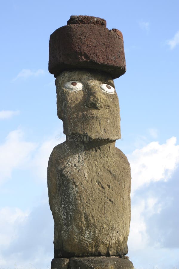 Statue De L'Île De Pâques Avec Chapeau Photo stock - Image du île ...
