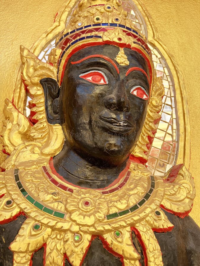 Statue D'angle Noir Sur Mur D'or Image éditorial - Image of statue ...