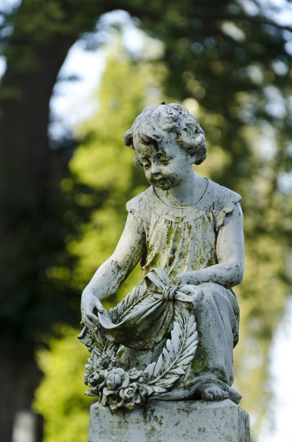 Statue d'enfant photo stock. Image of gris, tombe, commémoratif - 32595184