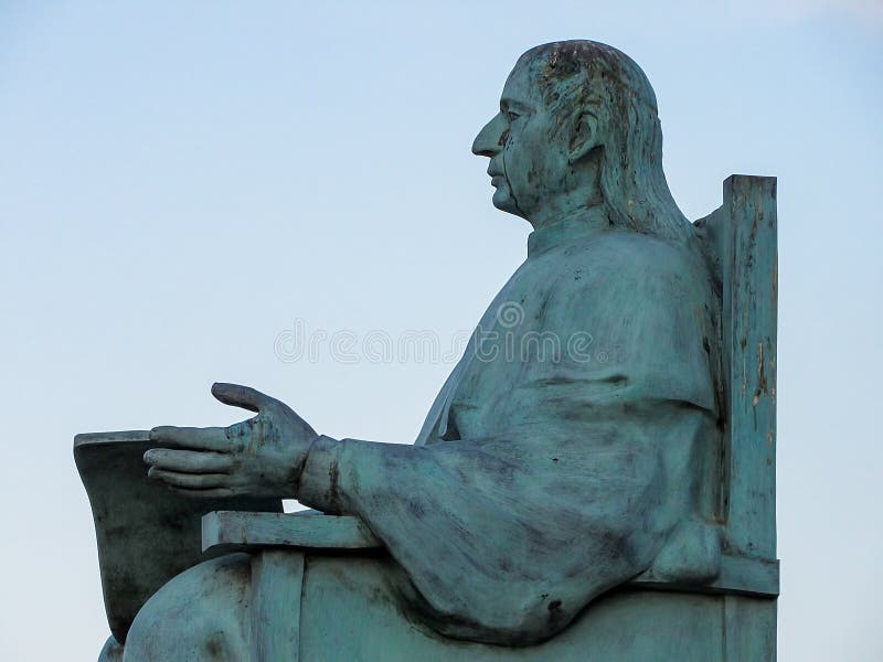 Statue d'un homme assis photo stock. Image du bleu, architecture - 98774238