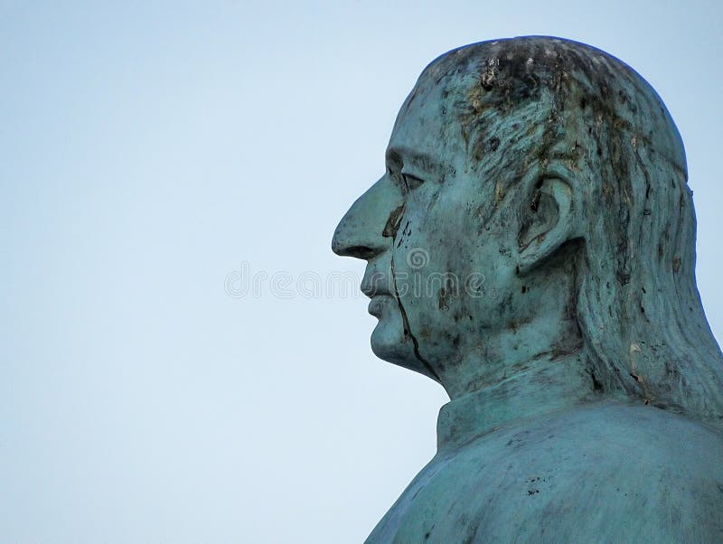 Statue d'un homme assis photo stock. Image du bleu, architecture - 98774238