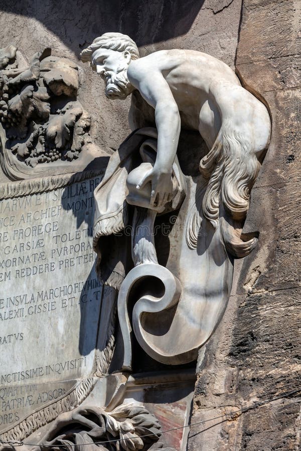 Statue De Satyre Et De Bacchante Image stock - Image du raisin, confort ...