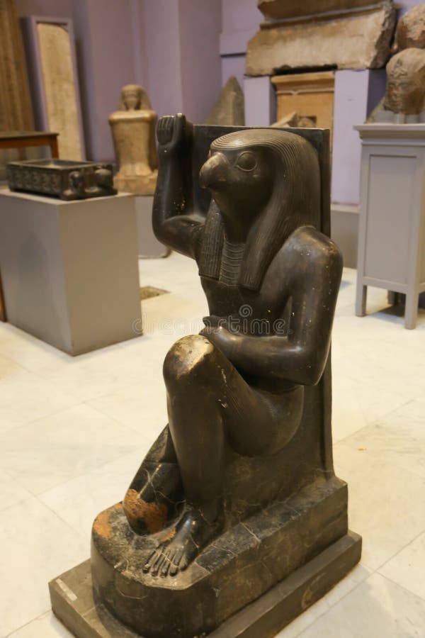 Statue De Dieu Horus - Musée Du Caire Photographie éditorial - Image du ...