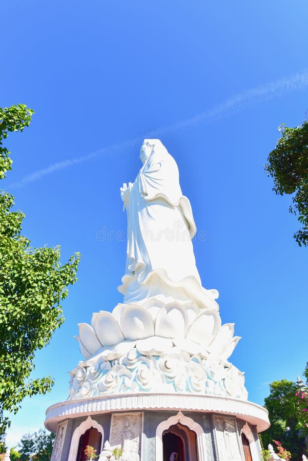 Statue De Guan Yin En Bois Dans Le Temple De Hyuaplakang Photo stock ... Statue De Guan Yin En Bois Dans Le Temple De Hyuaplakang Photo stock ...