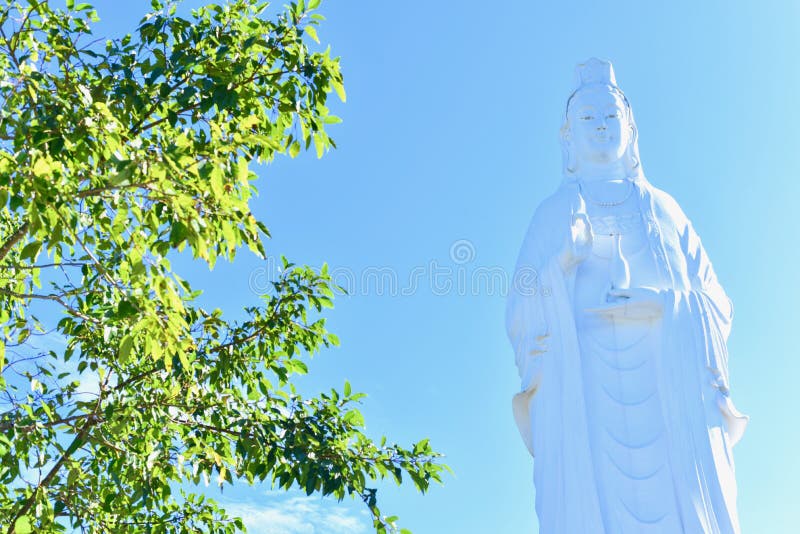 Statue De Guan Yin En Bois Dans Le Temple De Hyuaplakang Photo stock ... Statue De Guan Yin En Bois Dans Le Temple De Hyuaplakang Photo stock ...