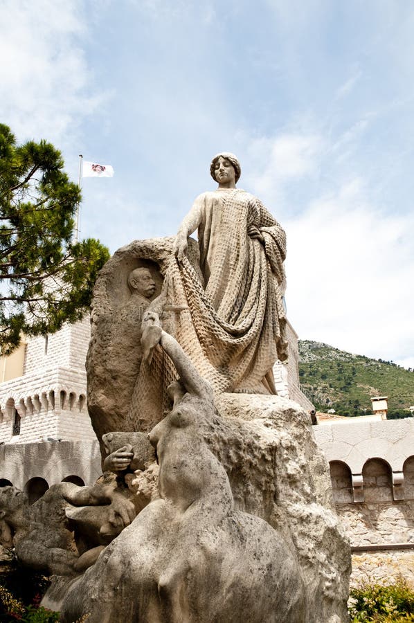 La Statue De Francois Grimaldi a Déguisé En Tant Que Moine Avec Un Und ...