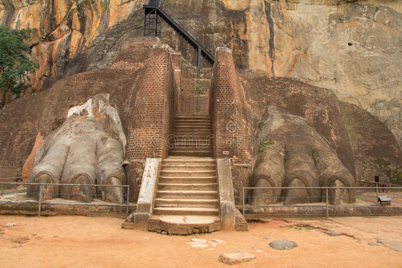 Statue De Roche De Lion Dans Sigiriya Photo stock - Image du temple ...
