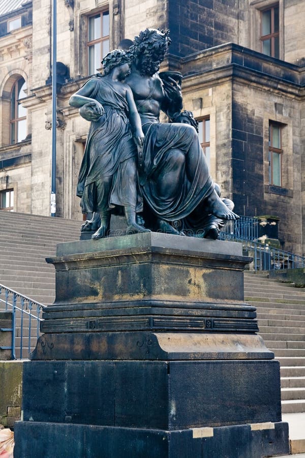 Statue De Satyre Et De Bacchante Image stock - Image du raisin, confort ...