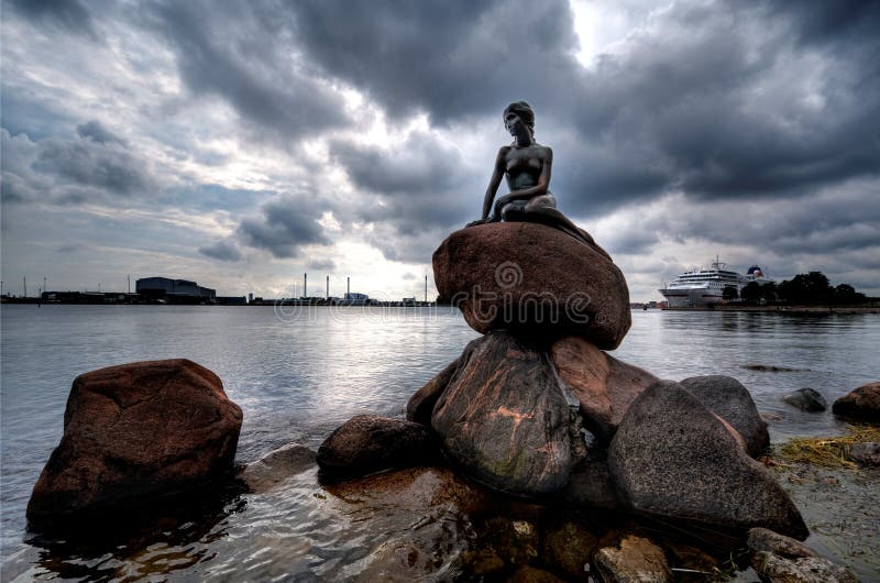 Statue Der Kleinen Nixe in Kopenhagen Redaktionelles Bild - Bild von ...