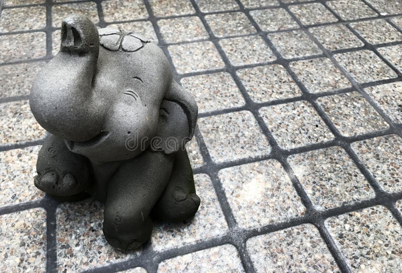 Statue Des Elefanten, Zement Auf Dem Boden Stockfoto - Bild von korn ...