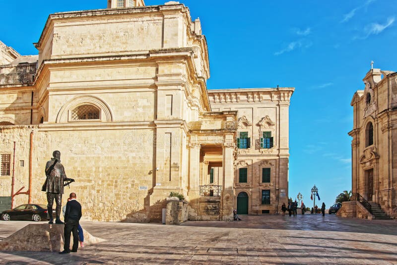 Die Ansicht Von Pjazza Jean De Valette Mit Statue Von Jean Parisot D ...