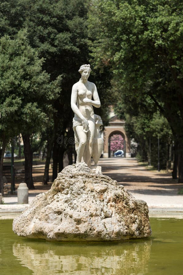 Statue Di Marmo in Villa Borghese, Parco Pubblico a Roma Fotografia ...