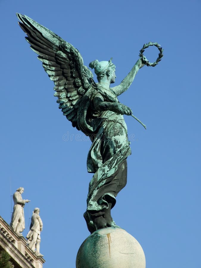 Statue Eines Engels Mit Wreath Stockfoto - Bild von wien, lorbeer: 3856270