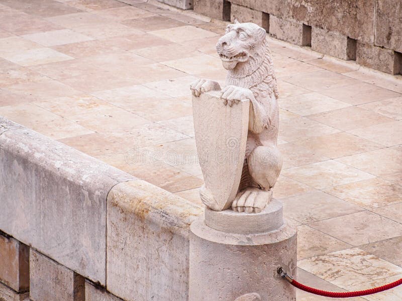 Statue En Pierre D'un Lion Assis Photo stock - Image du vieux, palais ...