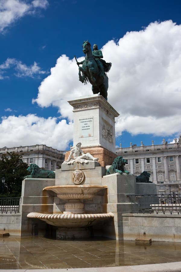 Statue of Felipe IV stock photo. Image of statue, destination - 35971222