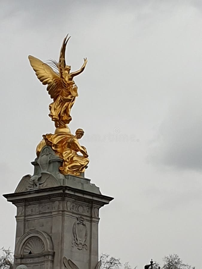 Statue london golden editorial image. Image of golden - 162739395