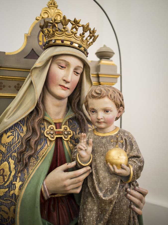 Statue von Maria mit Jesus stockbild. Bild von christentum - 34686487