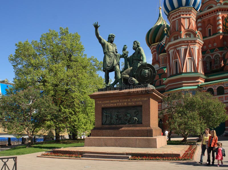 Statue near Moscow Kremlin editorial stock photo. Image of kuzma - 19823458