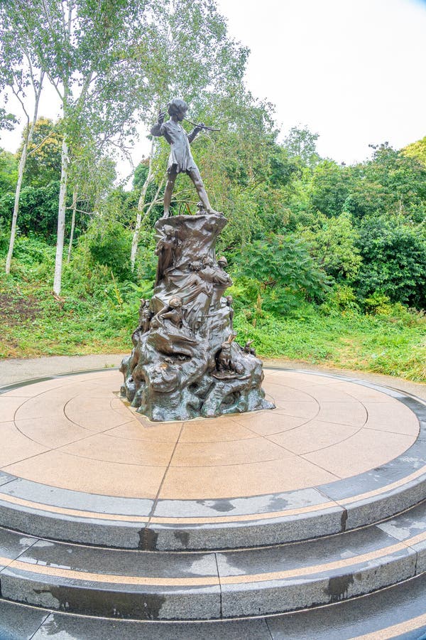 Statue of Peter Pan of Sculptor George Frampton in a London Garden ...