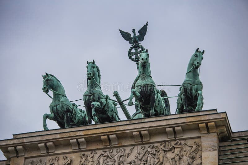 Statue Quadriga Auf Brandenburger Tor in Berlin Redaktionelles Foto ...