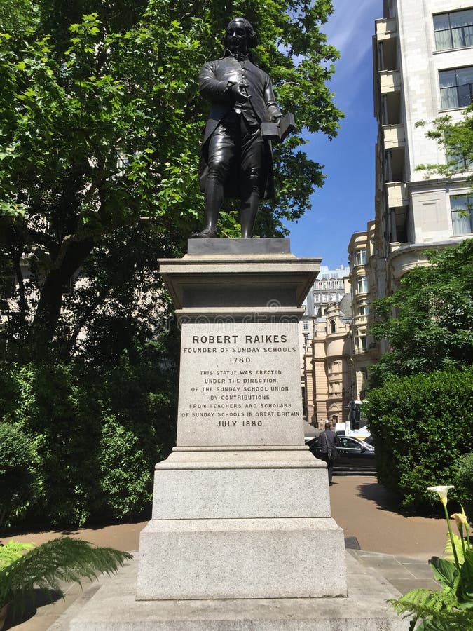 Statue of Robert Raikes editorial photography. Image of founder - 54672697