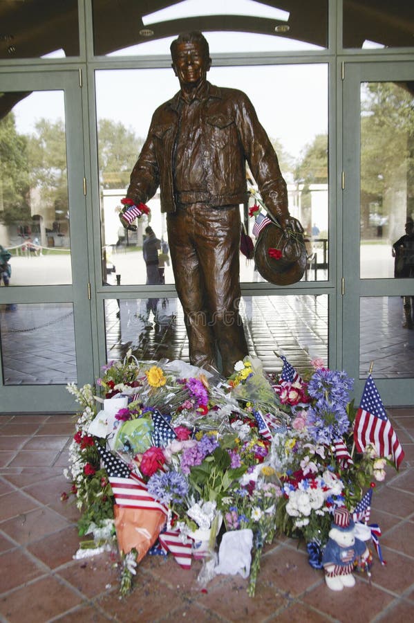 Statue of Ronald Reagan editorial stock photo. Image of commemorate ...