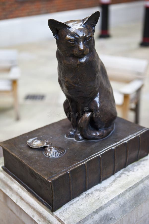 Hodge the Cat Statue in London Editorial Photo - Image of animal ...