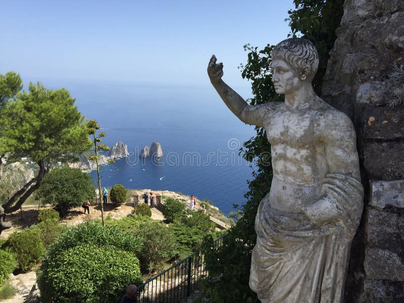 Statue de Capri image stock. Image du fleurs, sculpture - 59801145