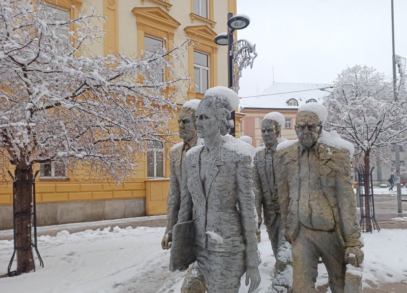 Statue under the snow editorial photography. Image of statue - 207570962