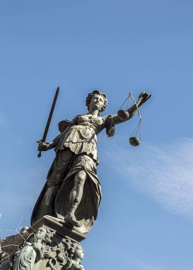 Statue Von Dame Justice U. X28; Justitia& X29; in Frankfurt Stockbild ...