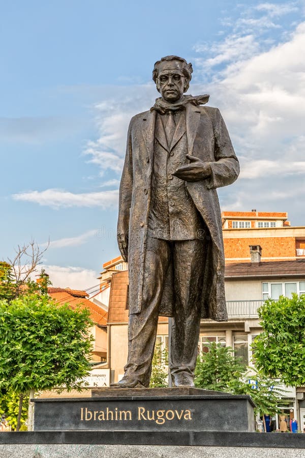 Statue Von Ibrahim Rugova in Pristina Redaktionelles Bild - Bild von ...