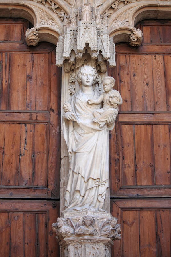 Statue Von Jungfrau Maria Mit Jesus-Kind Stockfoto - Bild von tür ...