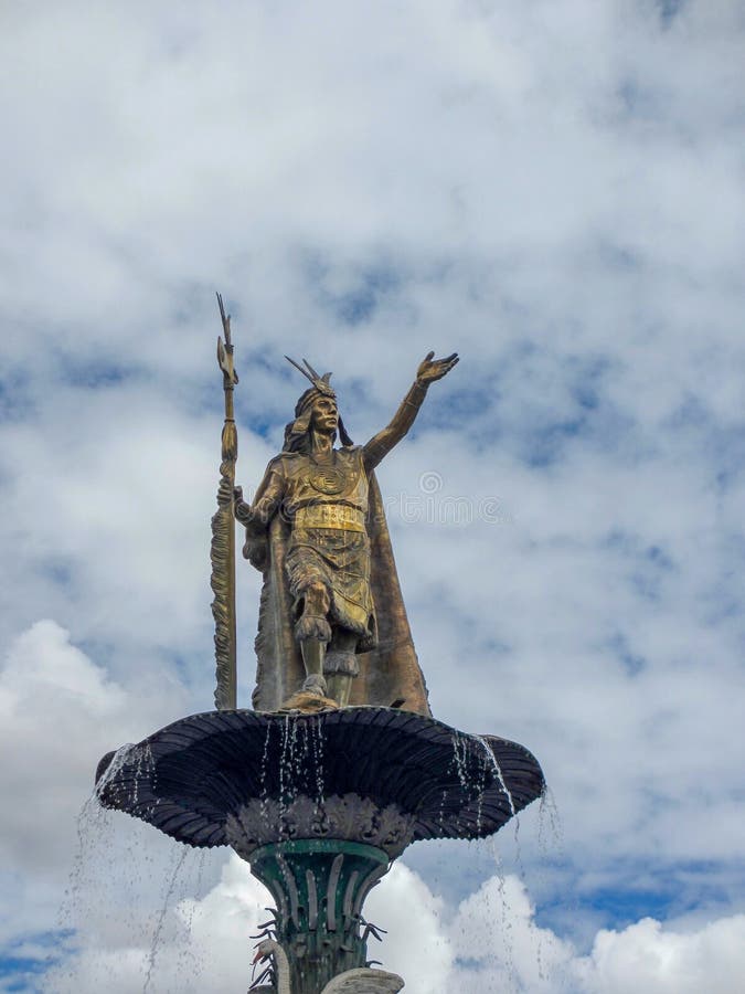 Statue Von Pachacuti Inca Yupanqui Auf Die Brunnen-Oberseite Bei Plaza ...