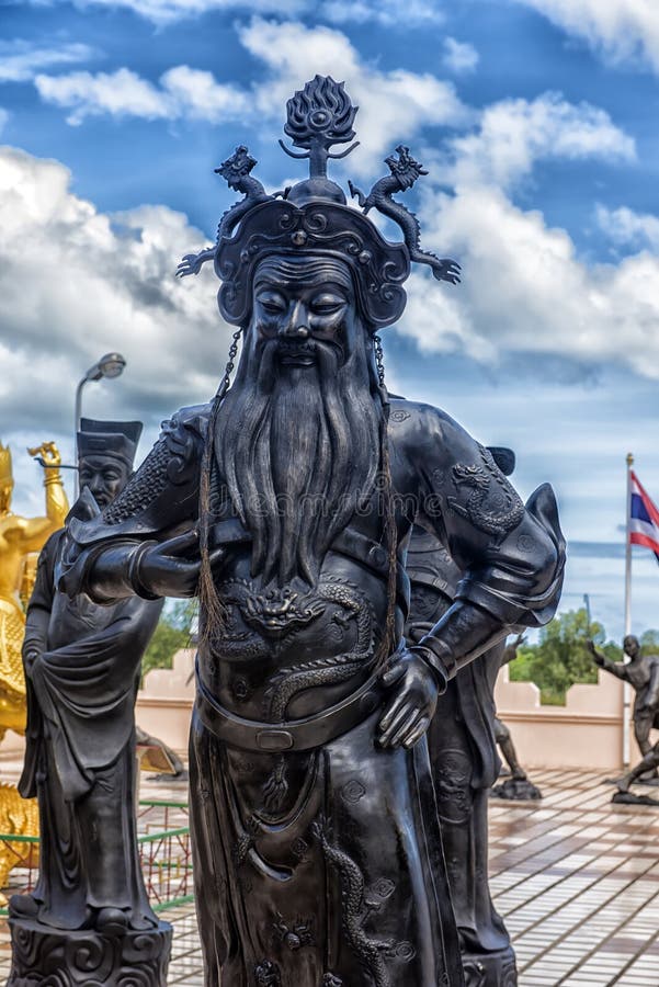 Statues Du Chinois Avec De Grandes Lanternes Sur Des Poteaux Se ...