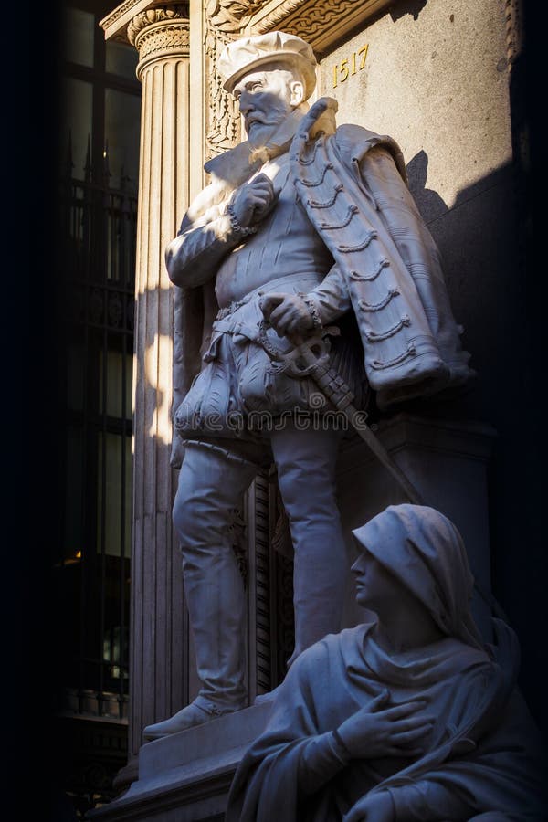 Statues from the Shadow To the Light Stock Photo - Image of louvre ...