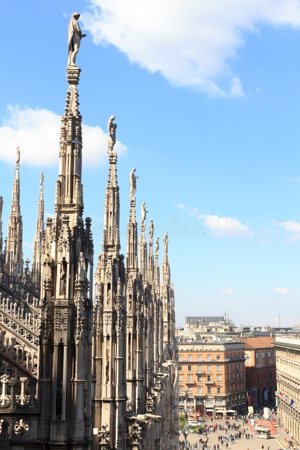 Statues Sur Milan Cathedral Et Piazza Del Duomo Image stock éditorial ...