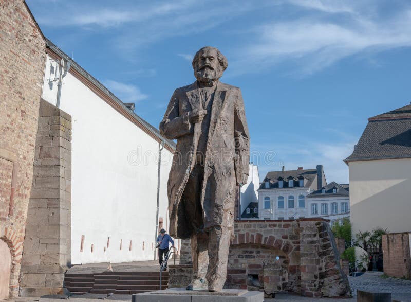 Statur von Karl Max editorial stock image. Image of gate - 251449154
