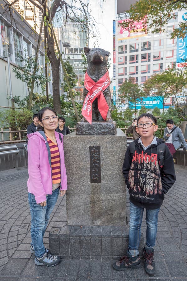 Staty Av Hachiko Med Dren Hidesaburo Ueno Redaktionell Arkivbild - Bild ...