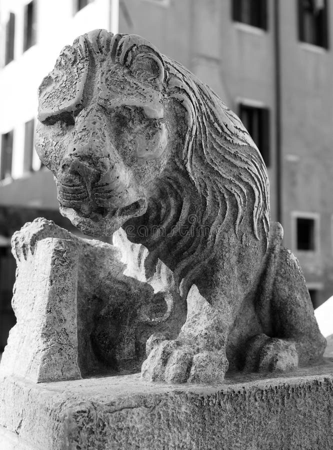 Staty av lejonet med boken fotografering för bildbyråer. Bild av lejon ...