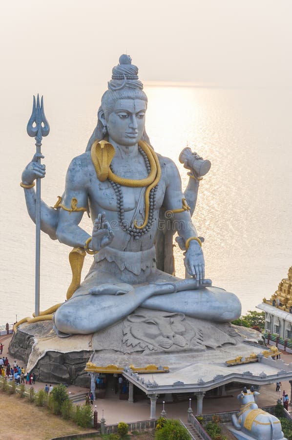 Statyn Av Stora Lord Shiva I Den Murudeshwar Templet Redaktionell Foto ...